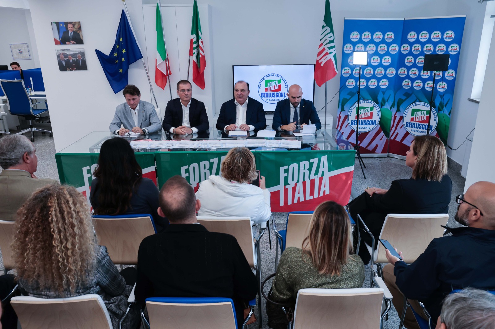 Elezioni regionali, Forza Italia in Campania: oltre 100 amministratori ...